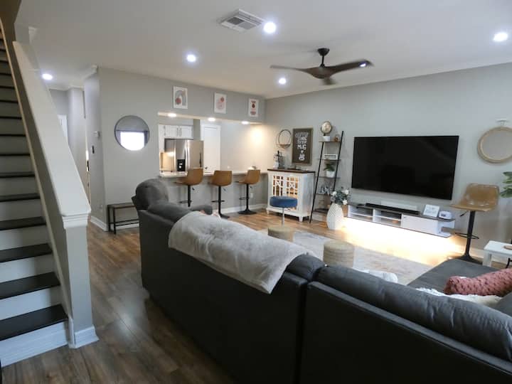 1700 Ft² | 75" Tv | Pool | W/d | Patio - Memorial - Houston