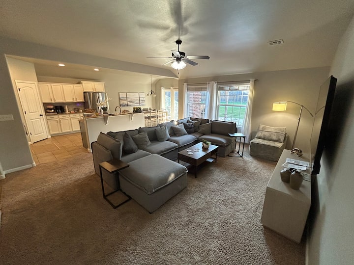 3br Pleasant Stay; Firepit, Patio, Large Backyard - Owasso, OK