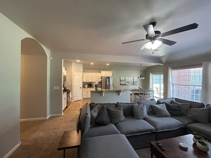 Pleasant Stay Near Tul; Huge Yard, Patio, Fire Pit - Owasso, OK