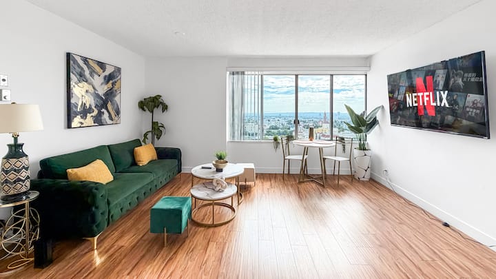 Gorgeous View Weho Apartment - Los Angeles, CA