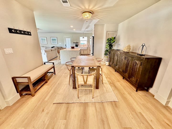 Luxe 2 Home Property Near Downtown + Pyc - Pensacola, FL