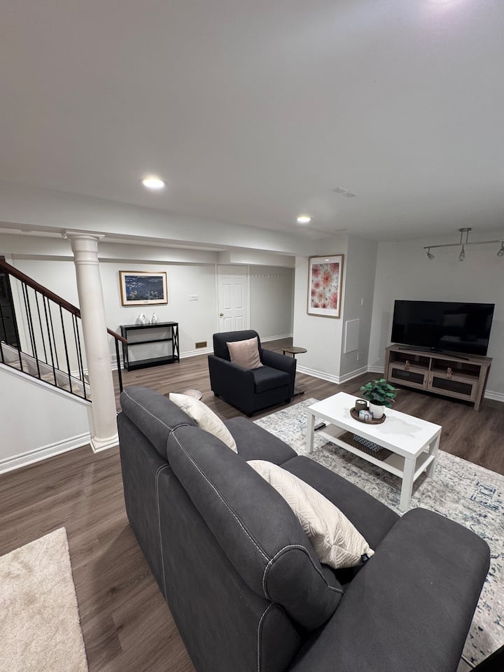 Basement Suite With Private Bath & Free Parking - Vaughan