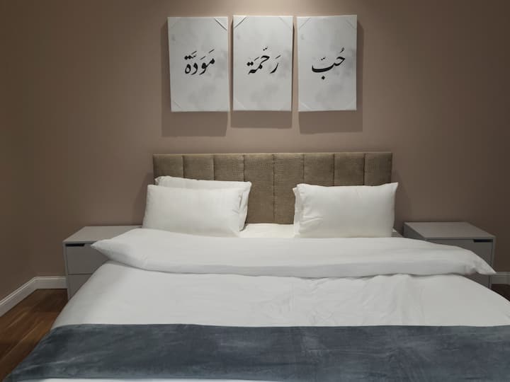 شقه غرفة وصاله ومطبخ بطابع عصري+ تلفزيون 70بوصه - Jedda