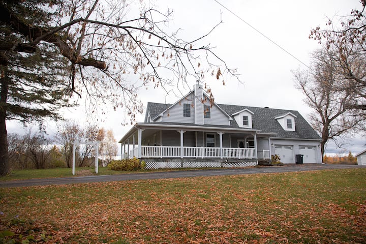 Serene Farmhouse With Trails & Sauna - Smiths Falls