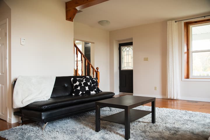 Serene Farmhouse With Trails - Smiths Falls