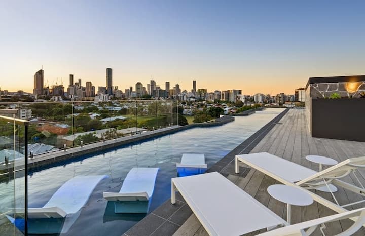 Rooftop Pool W Cbd View | Luxe 2br Free Parking - Balmoral