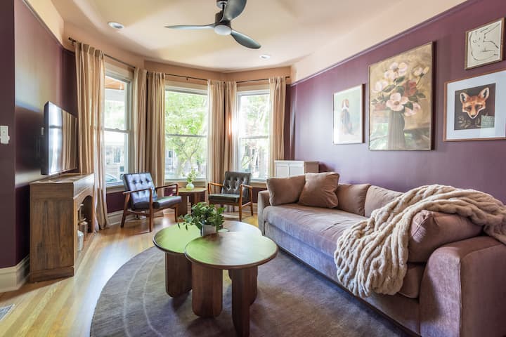 Andersonville Historic Apt W/ Office, Patio & Yard - Skokie, IL