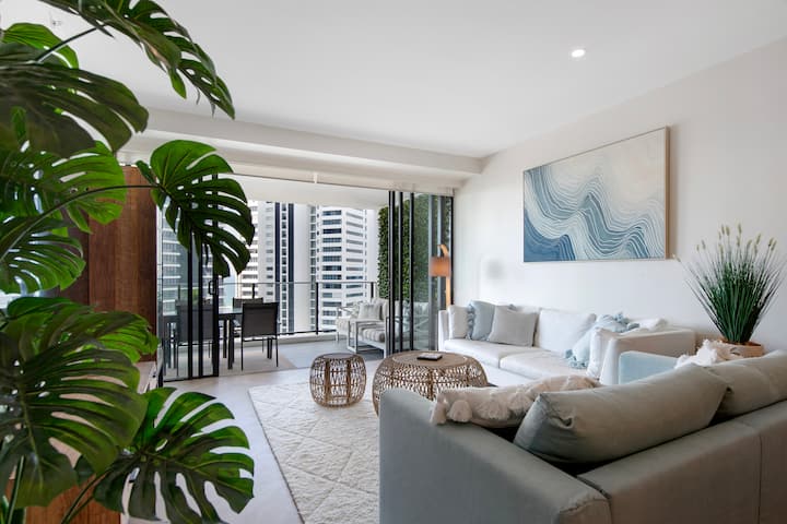 Broadbeach Luxury Apartment | Ocean And City Views - Australia