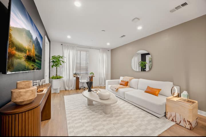 Royal Stay Near Newport Beach, Santa Ana, Anaheim - Irvine, CA