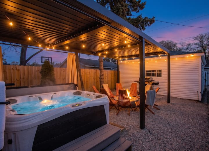 The Jackpot | Hot Tub · Cinema · Bar · Sleeps 14 - Skokie, IL