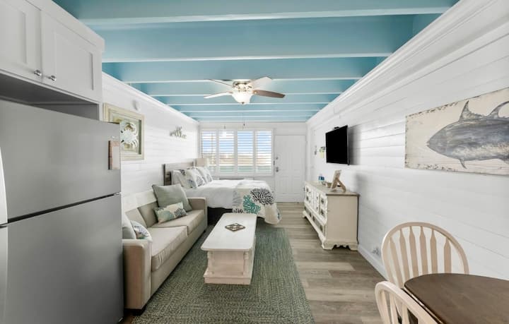 Beachfront Bliss | Balcony Views + Discounts! - 巴拿馬市海灘