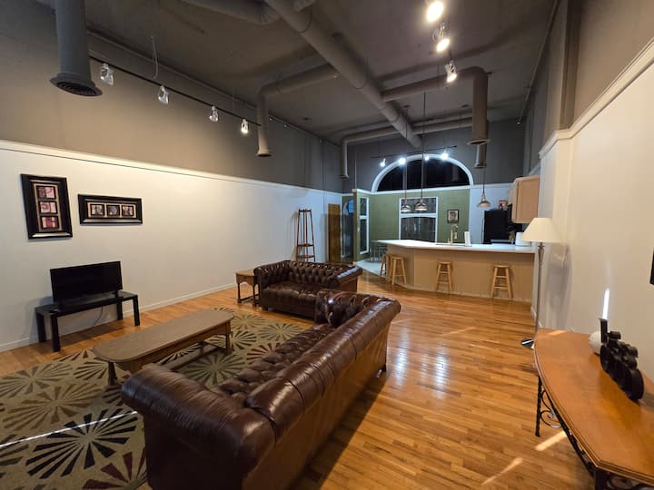 Oversized 2 Bedroom Historic Lofts Downtown Peoria - Peoria, IL