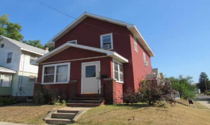 Cozy 3-bed Retreat | Perfect For Families & Groups - VIA Aquarium, Schenectady