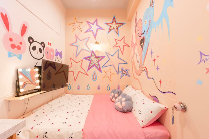 星星慢慢走民宿-泡泡星星雙人雅房｜貓咪民宿｜寵物友善｜台灣原創插畫｜安平老街上最可愛房源 - Tainan City