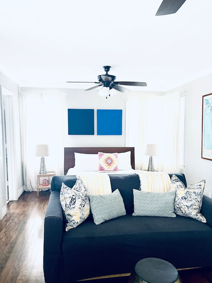 Chic & Classy Centrally Located Montrose Apartment - NRG Stadium - Houston