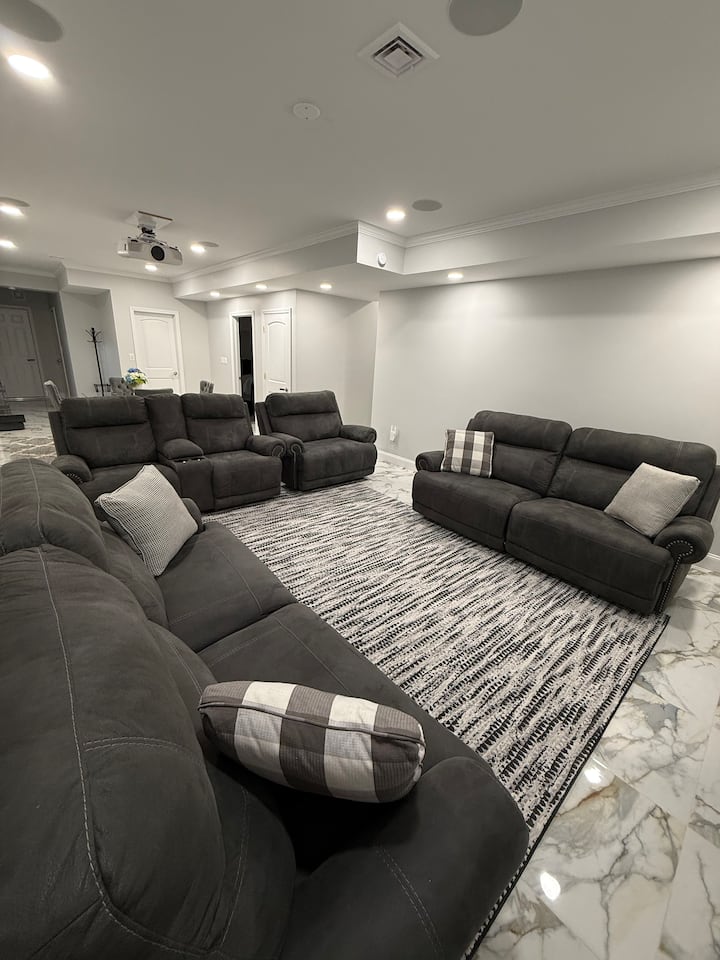 Hicksville Hub-central To It All! Steps From Lirr - Westbury, NY