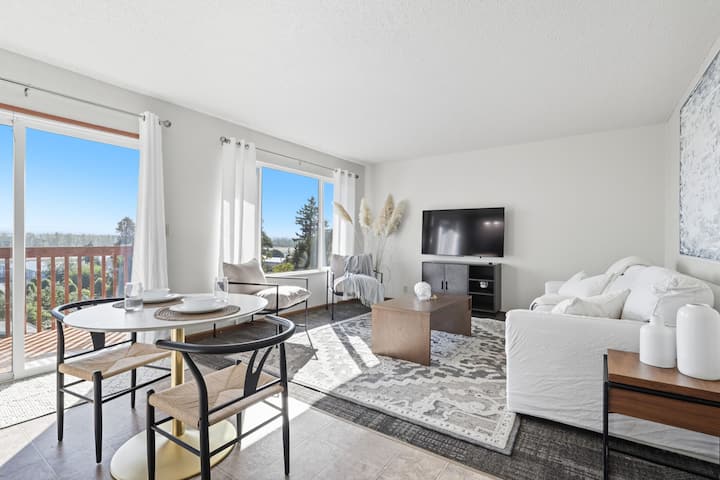 Comfy Apartment Walking Distance To Officer’s Row - Vancouver, WA