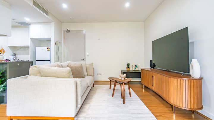 Stunning Tree Top View Waterloo 2b Pool Gym - Surry Hills