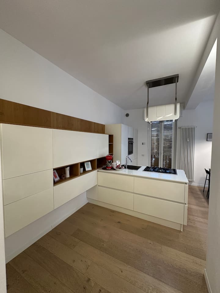 Monza  Bilocale Di Design Con Doppio Balcone - Monza