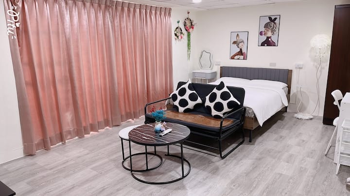 B3 電梯大樓 獨立衛浴 獨立陽台 溫馨套房 最多可住四人 第三人另加 300元一晚 可另租停车位 - 中壢區