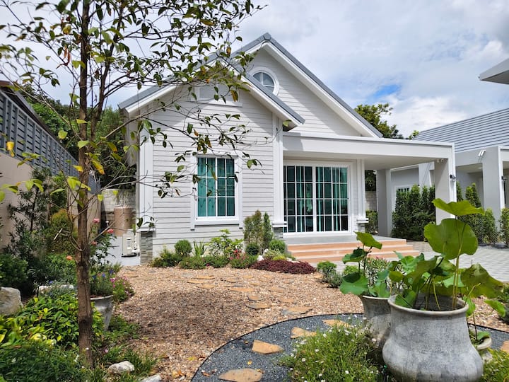 155 Flora Villa: Lovely 2br Garden, 10 Min Nimman - Chiang Mai