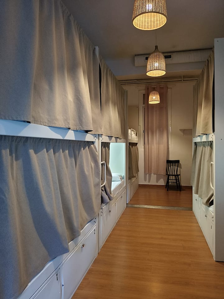 Female Room 8 Pax -Interior- Hostal Mediterranean - Barcelona