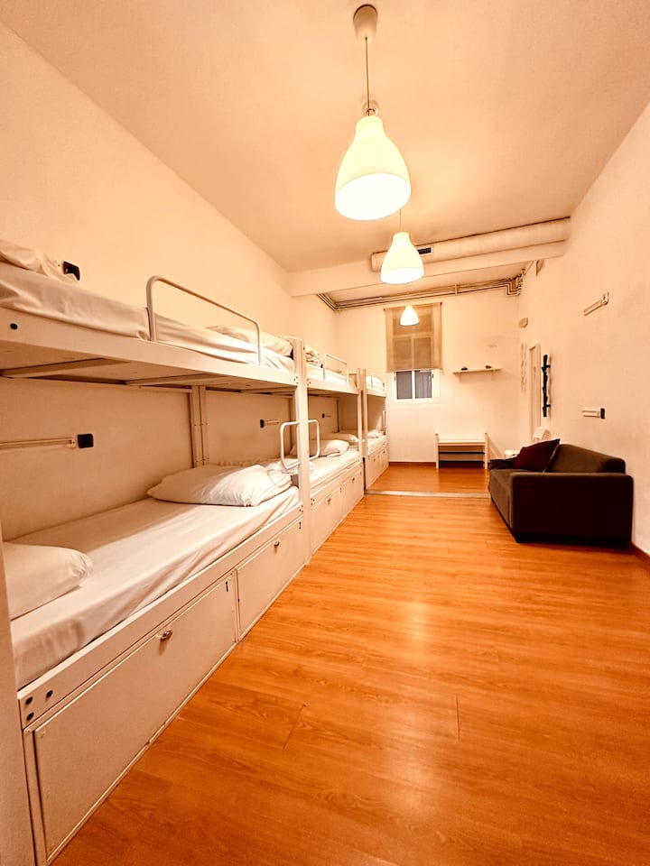 Hab Compartida 8 Pax. Mixta. Hostal Mediterranean - 巴塞隆拿