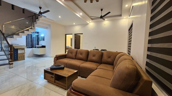New Villa With Chic Interiors & Premium Comfort - ティルバナンタプーラム