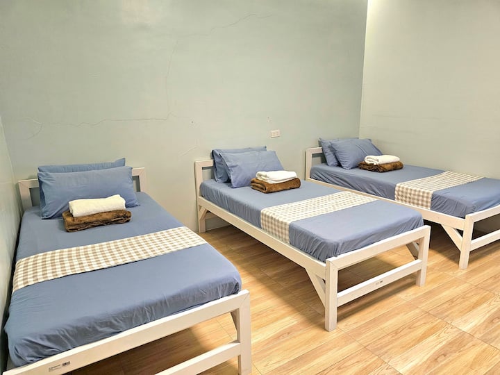 Amado's 6 (3 Single) - Wifi | Wide Parking Space - Hermosa