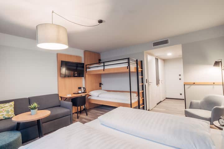 Family & Friends Zimmer Mit 4 Betten Und Couch - Salzburg