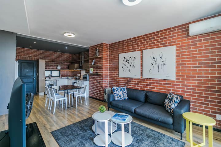 Trendy 2-bed, 2-bath In The Heart Of Rosebank - Johannesburg