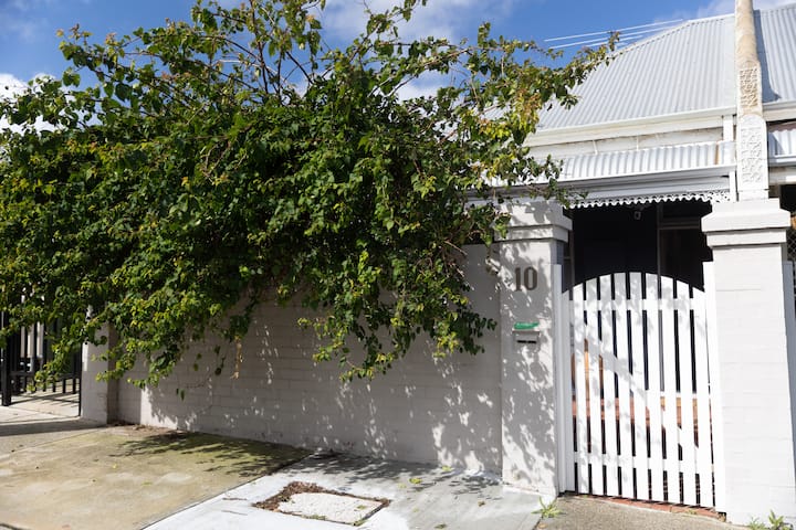 Charming Terrace House In The Heart Of Highgate - Perth