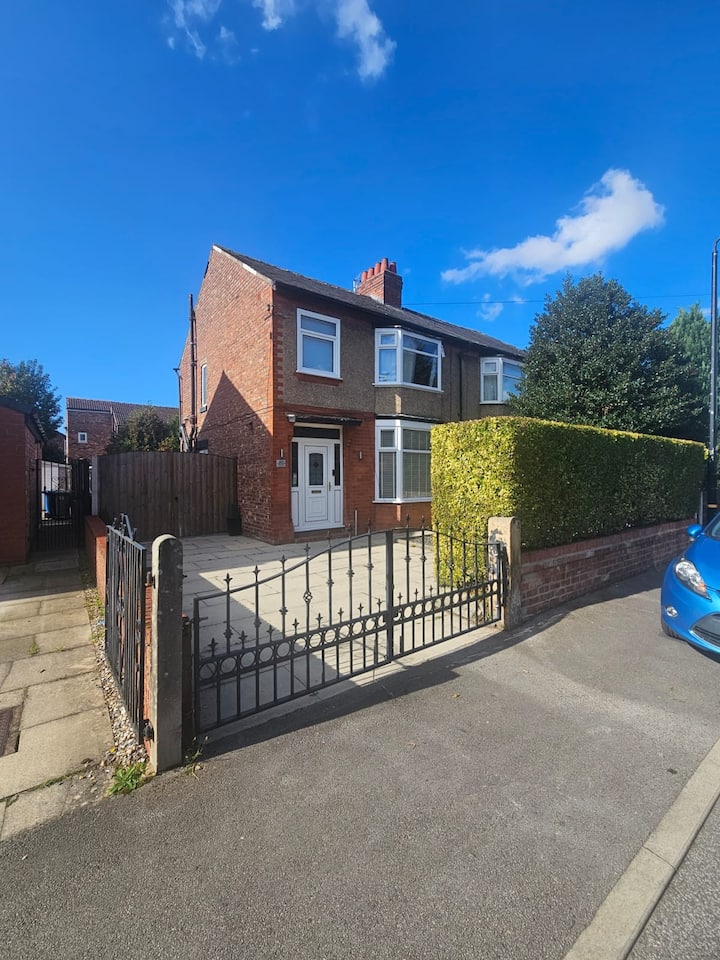 Family Home In The Heart Of Stretford - Salford