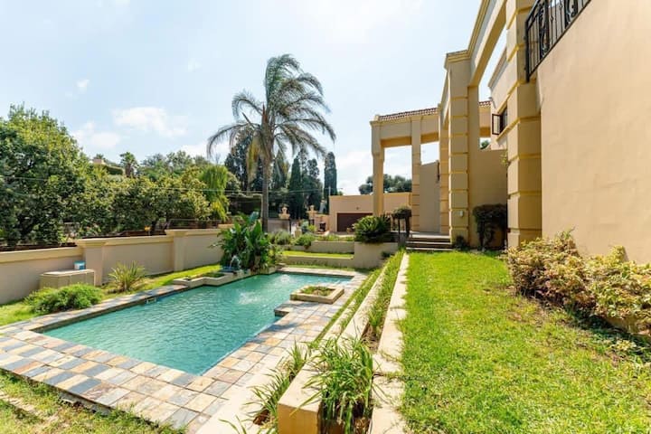 Northcliff's Hilltop Hideaway - Randburg