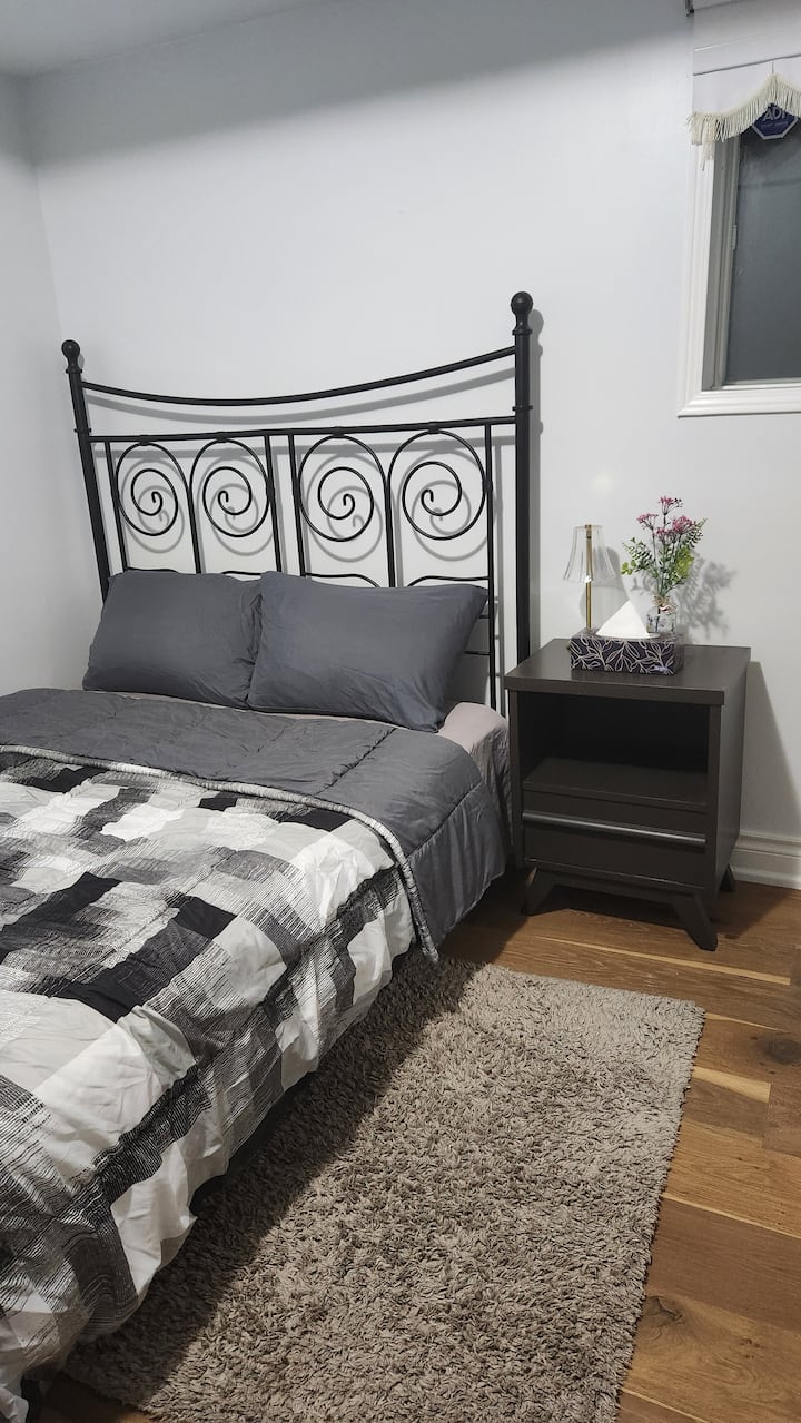 Room Close To Hwy 401 - Oshawa