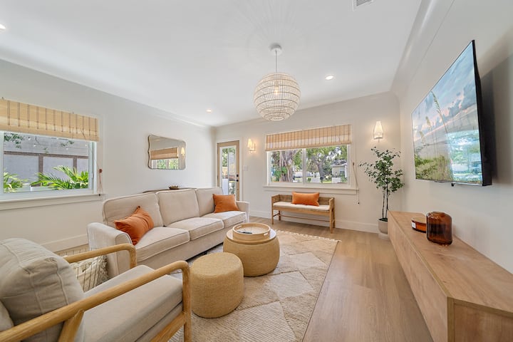 Walkable Arlington Park Retreat + Pool + Sleeps 6 - サラソータ, FL