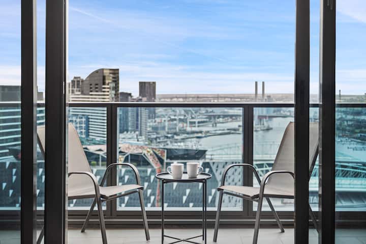 Bright & Modern 2br W/ Harbour Views + Pool & Gym - La Trobe University City Campus