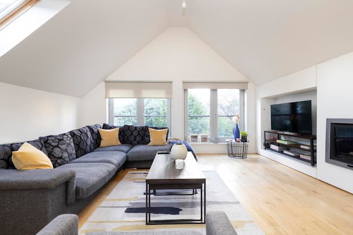 Entire Stylish 3-br 2-storey House + Free Parking - Edinburgh