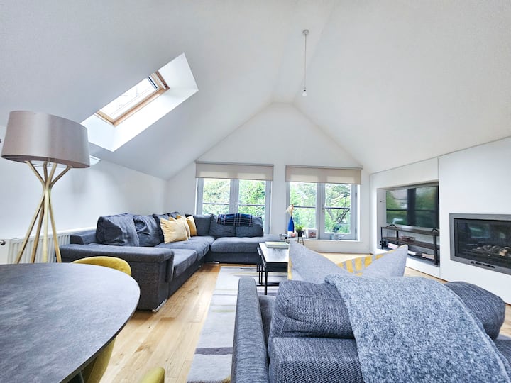 Entire Stylish 3-br 2-storey House + Free Parking - Edinburgh