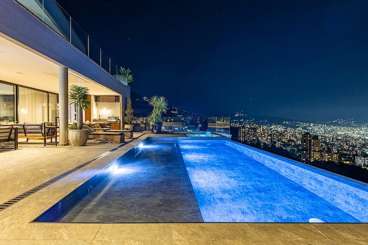 Luxury Villa W/ Rooftop Pool & Epic Medellín Views - Medellín