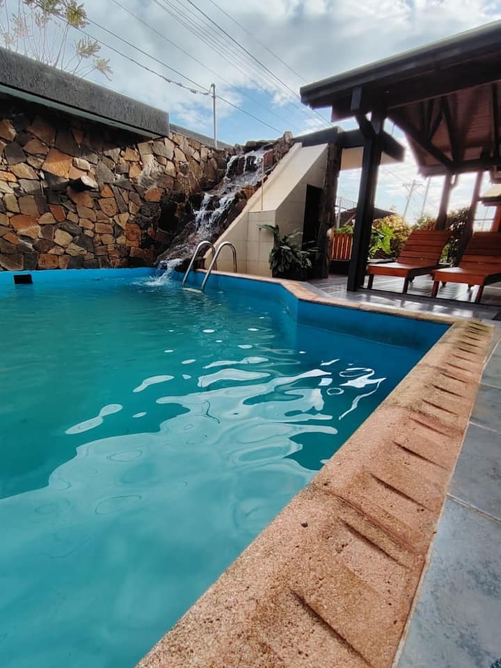 Casa Con Parrilla, Pileta, Garaje, 2 Baños, Etc. - Puerto Iguazú