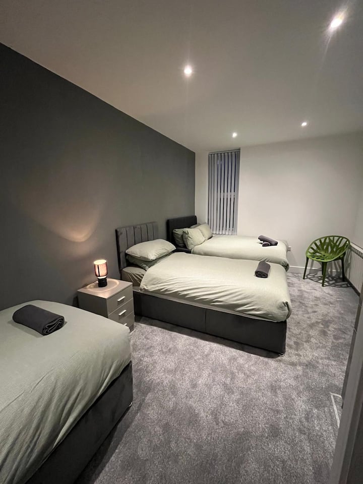 Modern Apartment In Central Location With Parking - Knowsley Safari