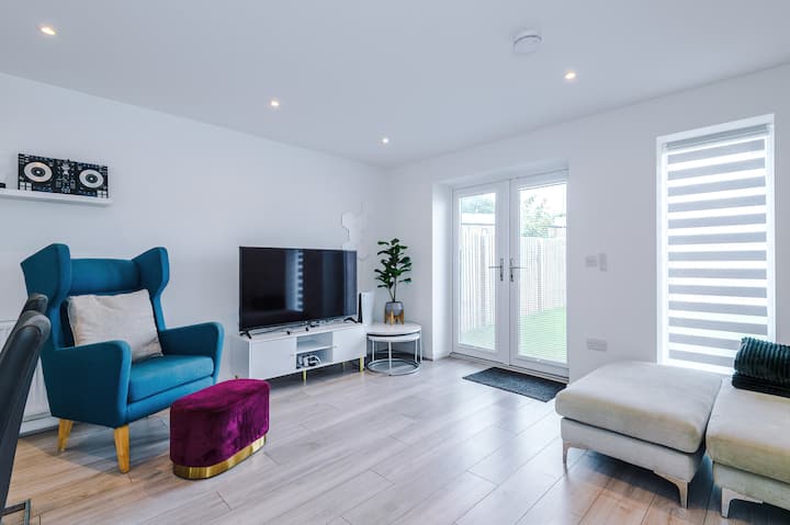 City Hub For Work & Family | Wi-fi, Parking, Desk - Manchester