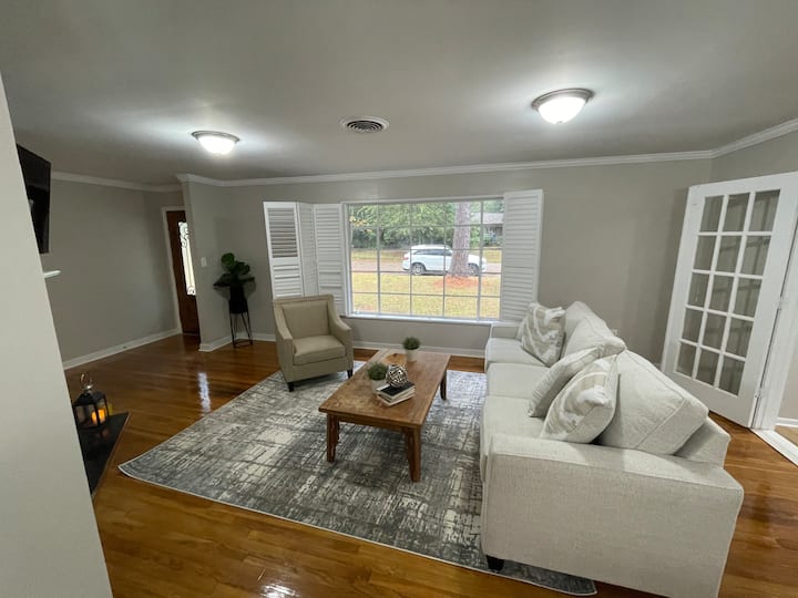 Roomy 4br Home With Fenced Yard - Jackson, MS