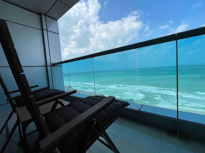 Beachside Apartment With Panoramic Sea View - Ajman