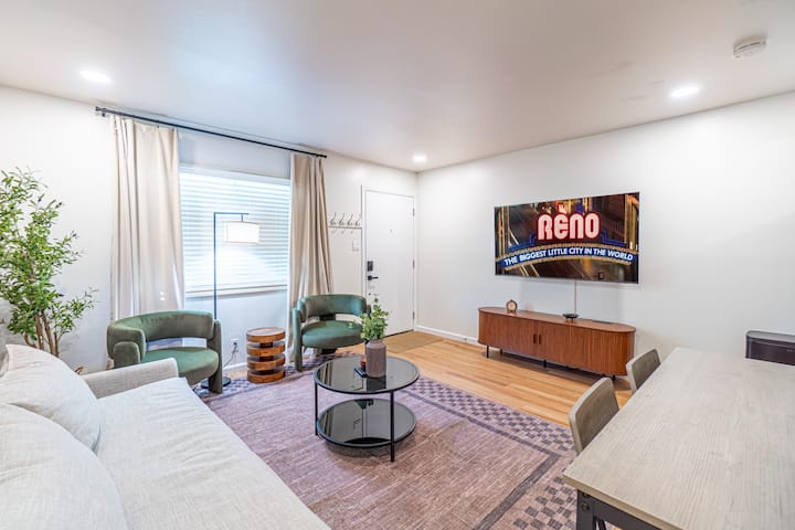 Designer Living Pet-friendly Unr 2bd 1ba - Reno, NV