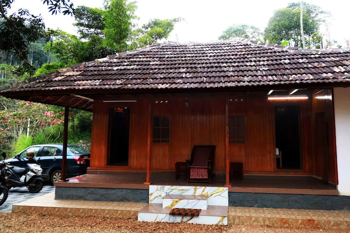 Spacious Wooden House For Rent - Kattappana