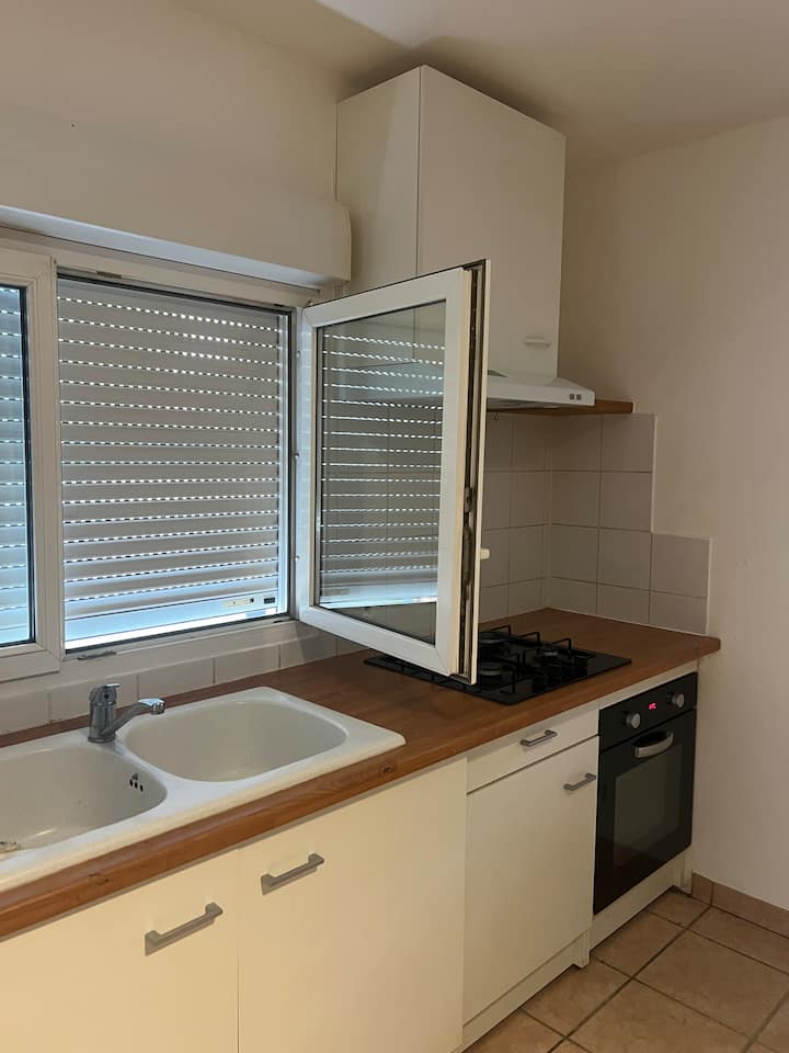Appartement Calme, Situé à Beligneux. - Pérouges
