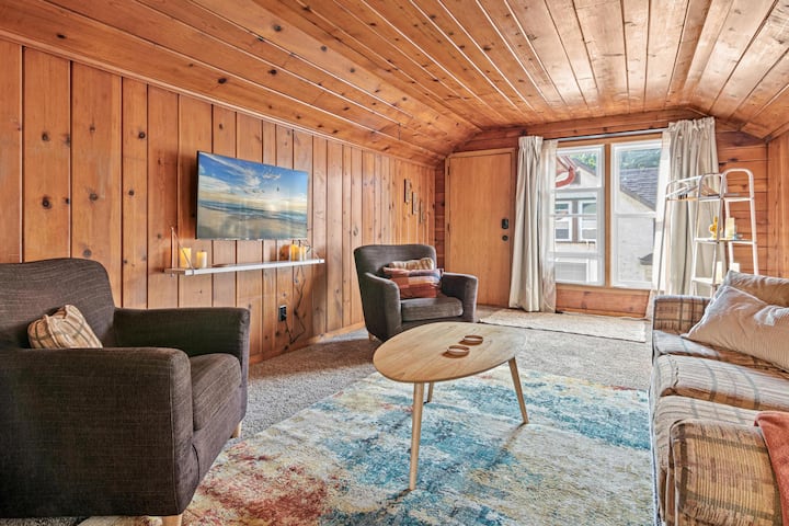 Cabin In The City • Ne Mpls Loft • Cozy Retreat - Minneapolis, MN