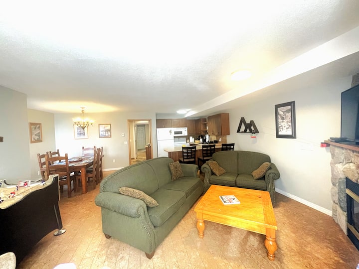 Village 2 Bedroom + Den In Chateau On The Ridge - Big White Ski Resort, BC